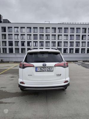 Balts Toyota RAV4 2018 Viļņa, ar dzinēja tilpumu 2.49 L un nobraukumu 338 tūkst. km par 12399 €, foto 4 vietnē AUTOMOTO.COM.LV
