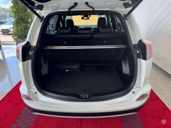 White Toyota RAV4 2018 in Siauliai, with an engine capacity of 2.49 L and mileage of 68 thousand km for 21900 €, photo 7 on AUTOMOTO.COM.LV