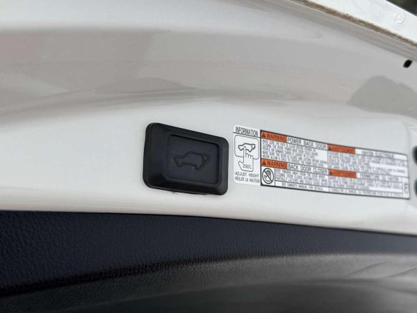White Toyota RAV4 2018 in Siauliai, with an engine capacity of 2.49 L and mileage of 68 thousand km for 21900 €, photo 8 on AUTOMOTO.COM.LV