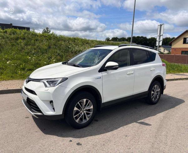 White Toyota RAV4 2018 in Kaunas, with an engine capacity of 2.49 L and mileage of 125 thousand km for 17500 €, photo 1 on AUTOMOTO.COM.LV