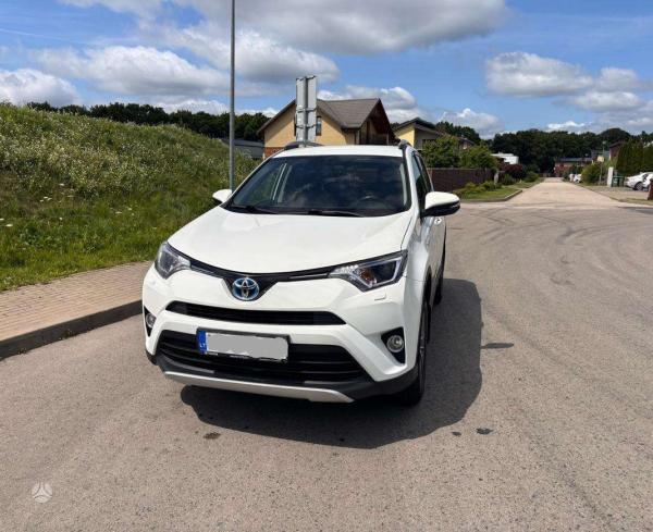 White Toyota RAV4 2018 in Kaunas, with an engine capacity of 2.49 L and mileage of 125 thousand km for 17500 €, photo 2 on AUTOMOTO.COM.LV