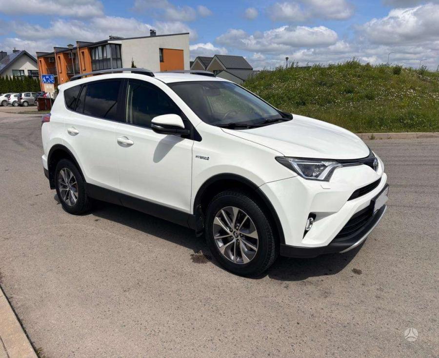 Balts Toyota RAV4 2018 Kauņa, ar dzinēja tilpumu 2.49 L un nobraukumu 125 tūkst. km par 17500 €, foto 4 vietnē AUTOMOTO.COM.LV