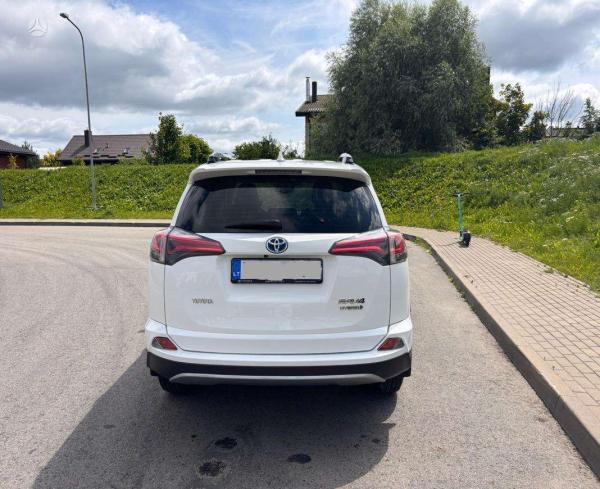White Toyota RAV4 2018 in Kaunas, with an engine capacity of 2.49 L and mileage of 125 thousand km for 17500 €, photo 5 on AUTOMOTO.COM.LV