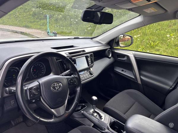 White Toyota RAV4 2018 in Kaunas, with an engine capacity of 2.49 L and mileage of 125 thousand km for 17500 €, photo 7 on AUTOMOTO.COM.LV