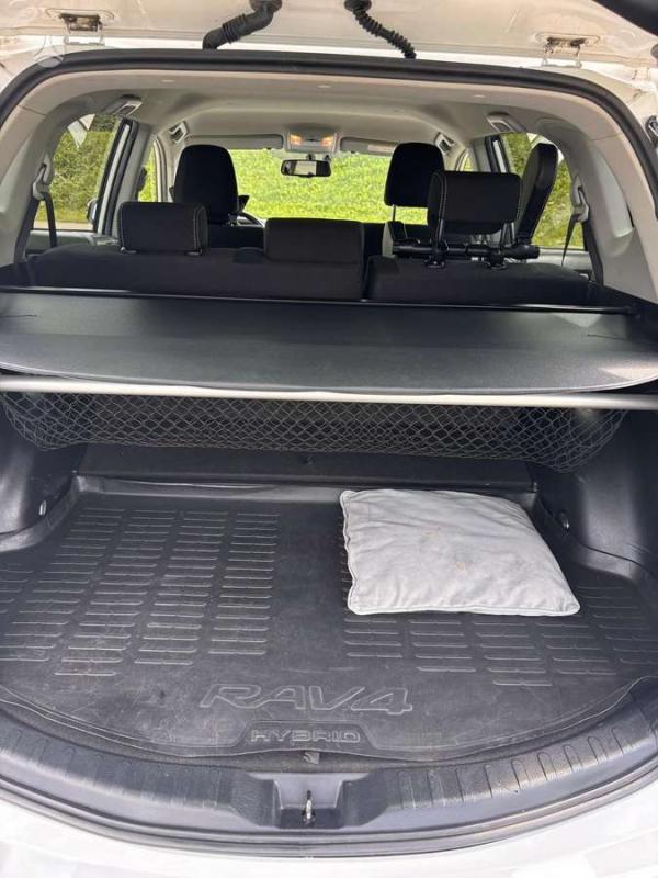 White Toyota RAV4 2018 in Kaunas, with an engine capacity of 2.49 L and mileage of 125 thousand km for 17500 €, photo 8 on AUTOMOTO.COM.LV