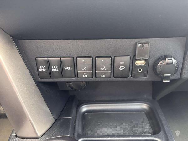 White Toyota RAV4 2018 in Kaunas, with an engine capacity of 2.49 L and mileage of 125 thousand km for 17500 €, photo 10 on AUTOMOTO.COM.LV