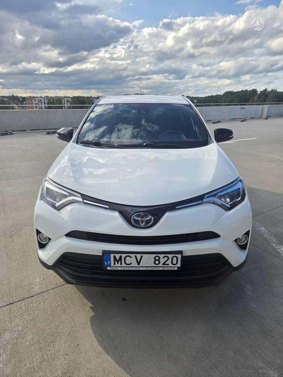 White Toyota RAV4 2018 in Vilnius, with an engine capacity of 2.49 L and mileage of 173 thousand km for 17500 €, photo 1 on AUTOMOTO.COM.LV