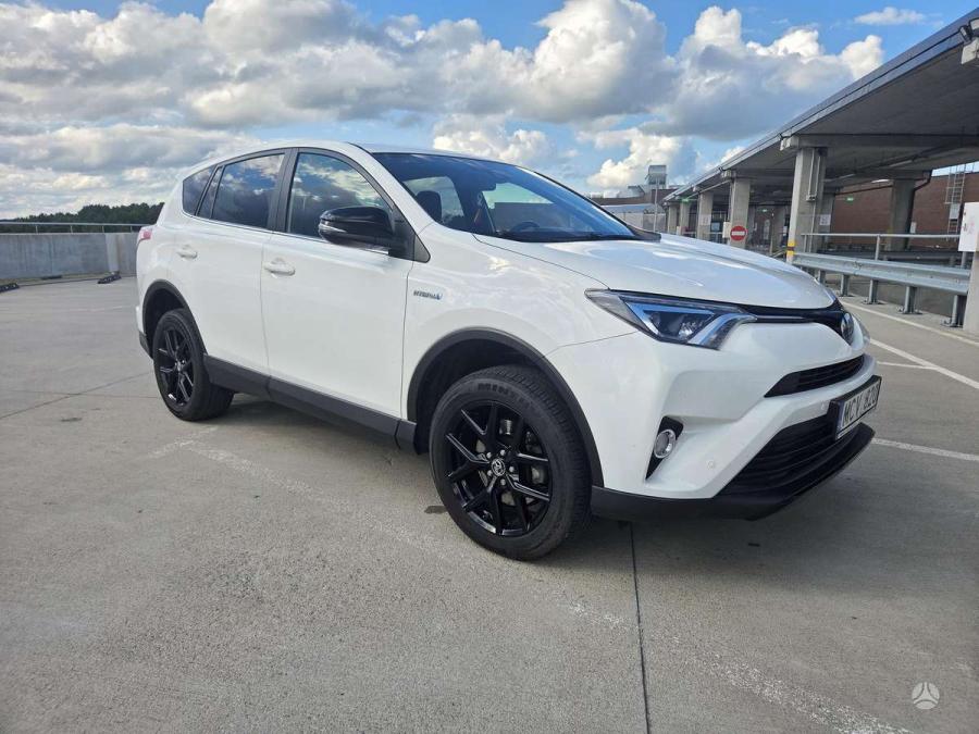 White Toyota RAV4 2018 in Vilnius, with an engine capacity of 2.49 L and mileage of 173 thousand km for 17500 €, photo 3 on AUTOMOTO.COM.LV