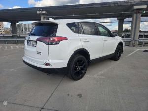 White Toyota RAV4 2018 in Vilnius, with an engine capacity of 2.49 L and mileage of 173 thousand km for 17500 €, photo 4 on AUTOMOTO.COM.LV