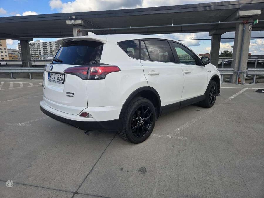 White Toyota RAV4 2018 in Vilnius, with an engine capacity of 2.49 L and mileage of 173 thousand km for 17500 €, photo 4 on AUTOMOTO.COM.LV