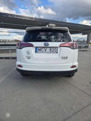White Toyota RAV4 2018 in Vilnius, with an engine capacity of 2.49 L and mileage of 173 thousand km for 17500 €, photo 5 on AUTOMOTO.COM.LV