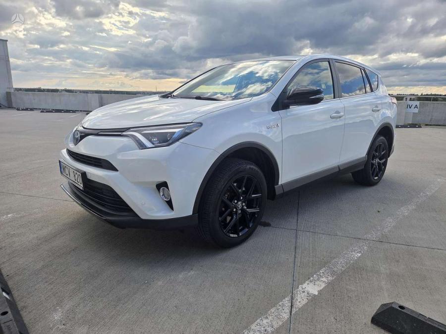 White Toyota RAV4 2018 in Vilnius, with an engine capacity of 2.49 L and mileage of 173 thousand km for 17500 €, photo 7 on AUTOMOTO.COM.LV