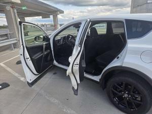White Toyota RAV4 2018 in Vilnius, with an engine capacity of 2.49 L and mileage of 173 thousand km for 17500 €, photo 8 on AUTOMOTO.COM.LV
