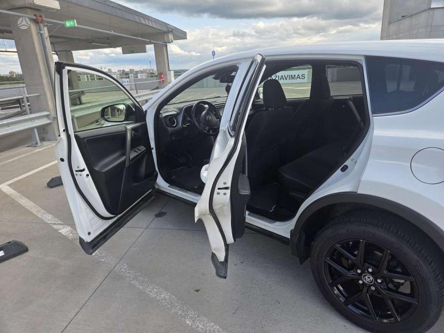 White Toyota RAV4 2018 in Vilnius, with an engine capacity of 2.49 L and mileage of 173 thousand km for 17500 €, photo 8 on AUTOMOTO.COM.LV