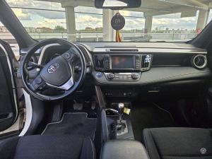 White Toyota RAV4 2018 in Vilnius, with an engine capacity of 2.49 L and mileage of 173 thousand km for 17500 €, photo 9 on AUTOMOTO.COM.LV