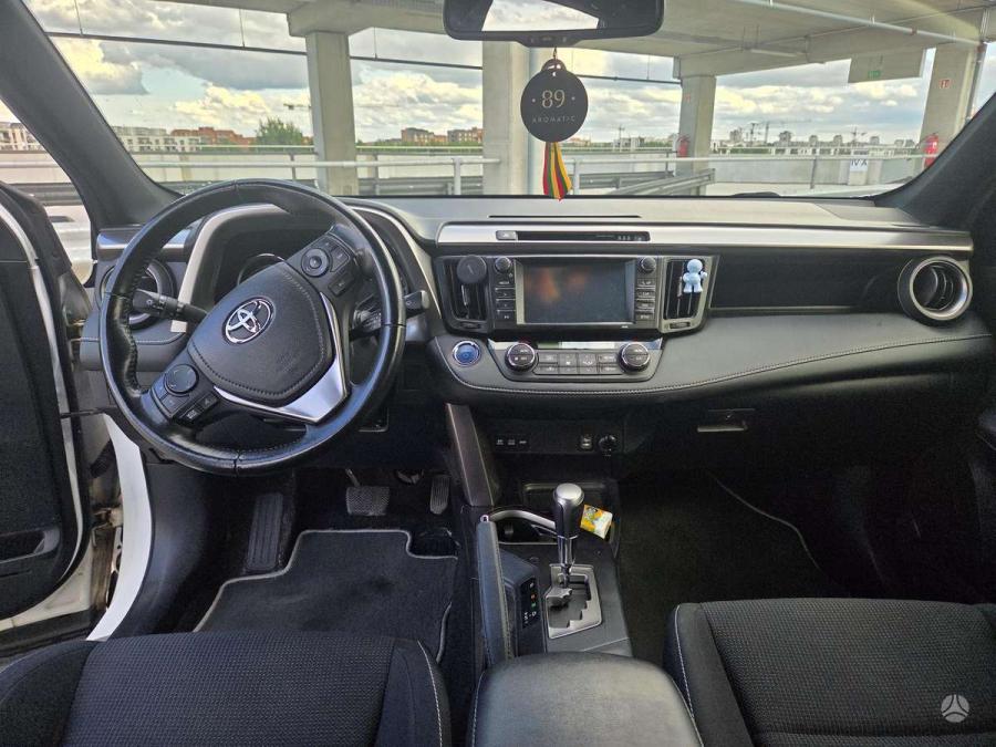 White Toyota RAV4 2018 in Vilnius, with an engine capacity of 2.49 L and mileage of 173 thousand km for 17500 €, photo 9 on AUTOMOTO.COM.LV