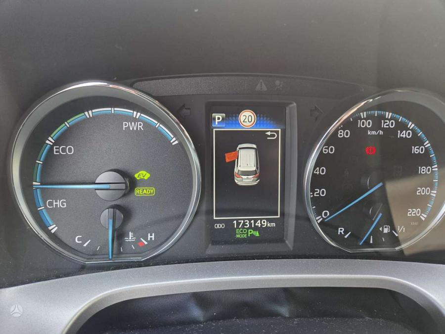 White Toyota RAV4 2018 in Vilnius, with an engine capacity of 2.49 L and mileage of 173 thousand km for 17500 €, photo 10 on AUTOMOTO.COM.LV
