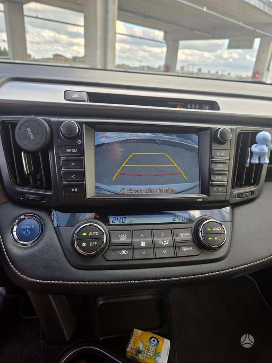 White Toyota RAV4 2018 in Vilnius, with an engine capacity of 2.49 L and mileage of 173 thousand km for 17500 €, photo 11 on AUTOMOTO.COM.LV