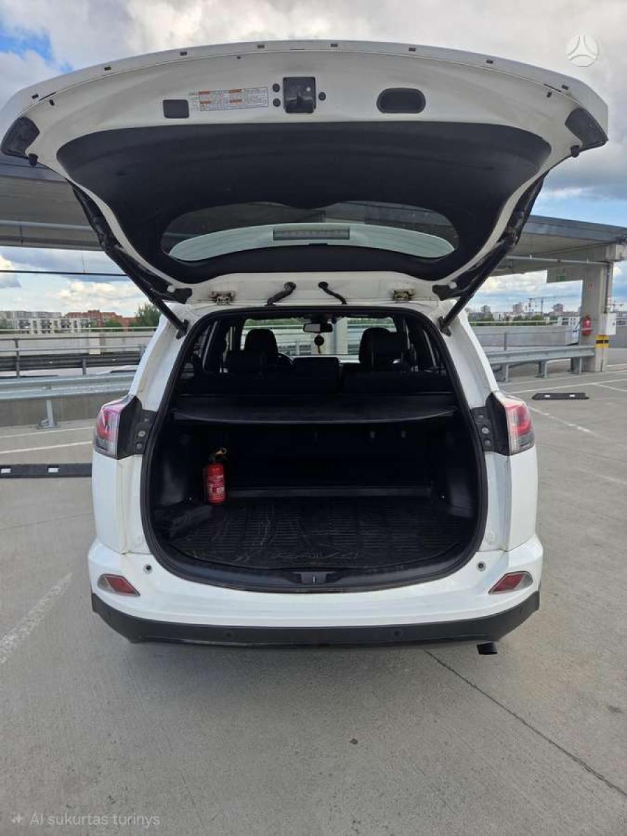 White Toyota RAV4 2018 in Vilnius, with an engine capacity of 2.49 L and mileage of 173 thousand km for 17500 €, photo 13 on AUTOMOTO.COM.LV