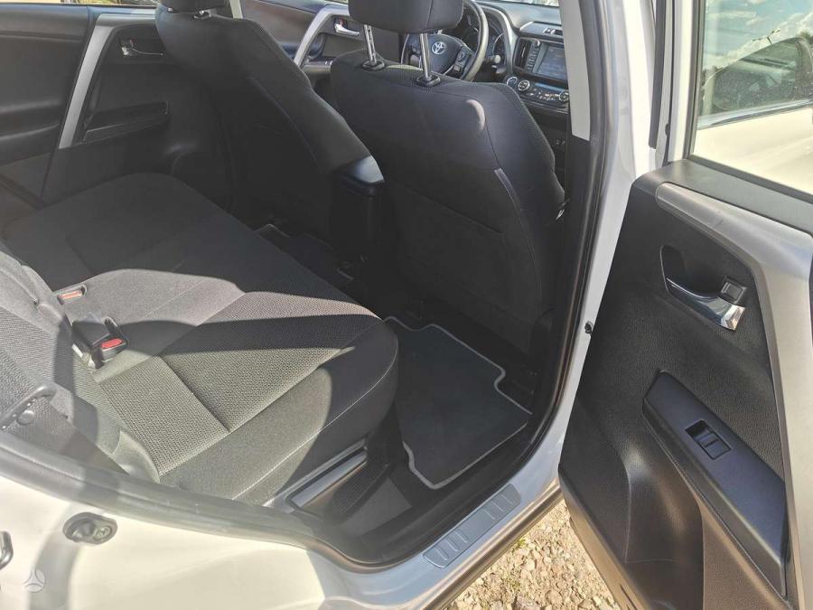 Balts Toyota RAV4 2018 Viļņa, ar dzinēja tilpumu 2.49 L un nobraukumu 256 tūkst. km par 14700 €, foto 16 vietnē AUTOMOTO.COM.LV