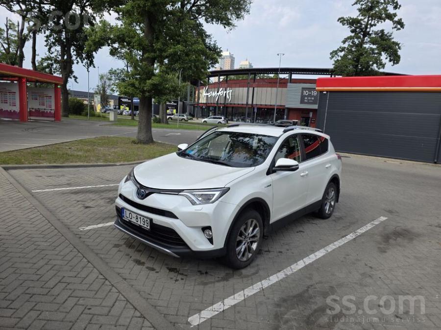 White Toyota RAV4 2018 in Riga, with an engine capacity of 2.50 L and mileage of 86 thousand km for 24900 €, photo 1 on AUTOMOTO.COM.LV