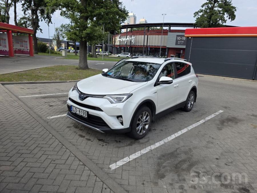 White Toyota RAV4 2018 in Riga, with an engine capacity of 2.50 L and mileage of 86 thousand km for 24900 €, photo 3 on AUTOMOTO.COM.LV