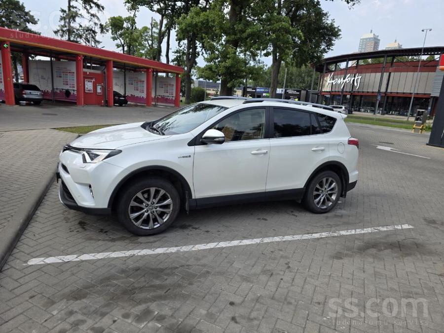 White Toyota RAV4 2018 in Riga, with an engine capacity of 2.50 L and mileage of 86 thousand km for 24900 €, photo 5 on AUTOMOTO.COM.LV