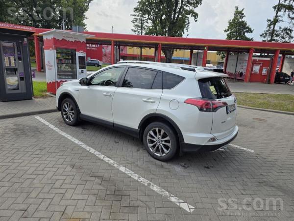 White Toyota RAV4 2018 in Riga, with an engine capacity of 2.50 L and mileage of 86 thousand km for 24900 €, photo 5 on AUTOMOTO.COM.LV