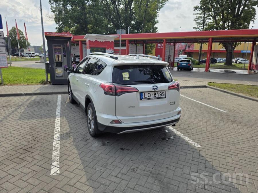 White Toyota RAV4 2018 in Riga, with an engine capacity of 2.50 L and mileage of 86 thousand km for 24900 €, photo 7 on AUTOMOTO.COM.LV