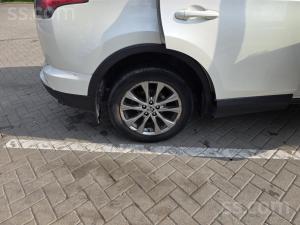 White Toyota RAV4 2018 in Riga, with an engine capacity of 2.50 L and mileage of 86 thousand km for 24900 €, photo 9 on AUTOMOTO.COM.LV