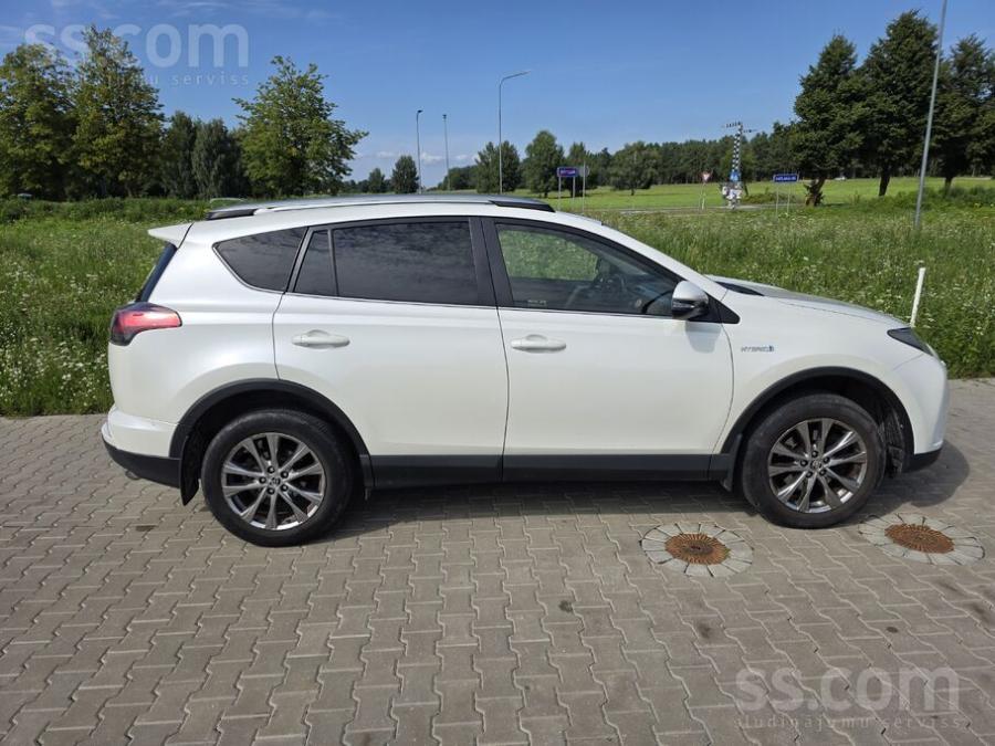 White Toyota RAV4 2018 in Riga, with an engine capacity of 2.50 L and mileage of 86 thousand km for 24900 €, photo 17 on AUTOMOTO.COM.LV