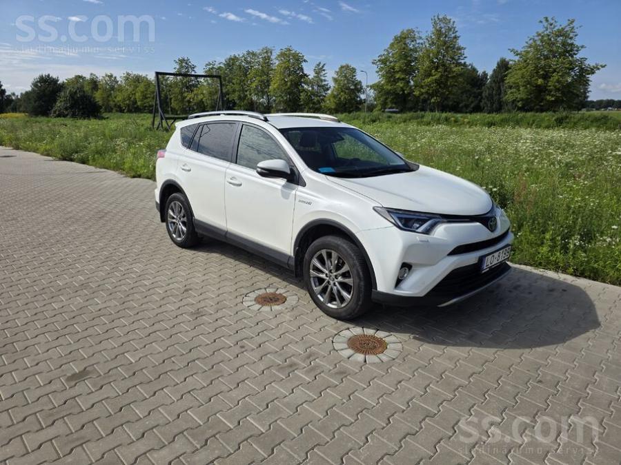 White Toyota RAV4 2018 in Riga, with an engine capacity of 2.50 L and mileage of 86 thousand km for 24900 €, photo 21 on AUTOMOTO.COM.LV