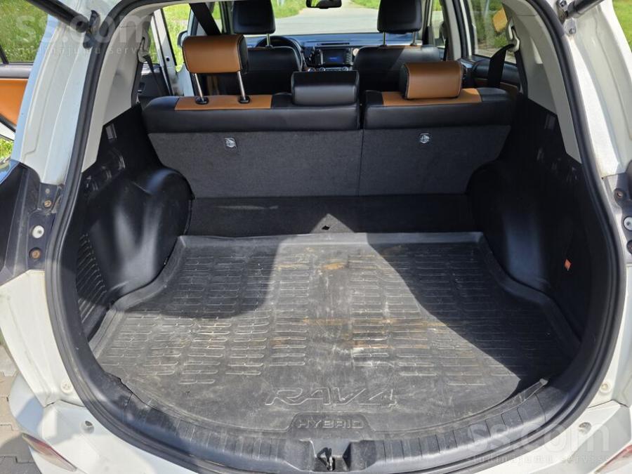 White Toyota RAV4 2018 in Riga, with an engine capacity of 2.50 L and mileage of 86 thousand km for 24900 €, photo 23 on AUTOMOTO.COM.LV
