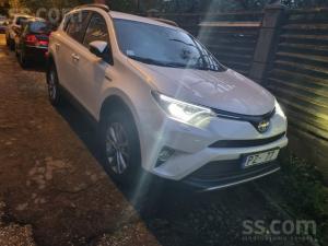 White Toyota RAV4 2018 in Riga, with an engine capacity of 2.50 L and mileage of 75 thousand km for 21000 €, photo 2 on AUTOMOTO.COM.LV