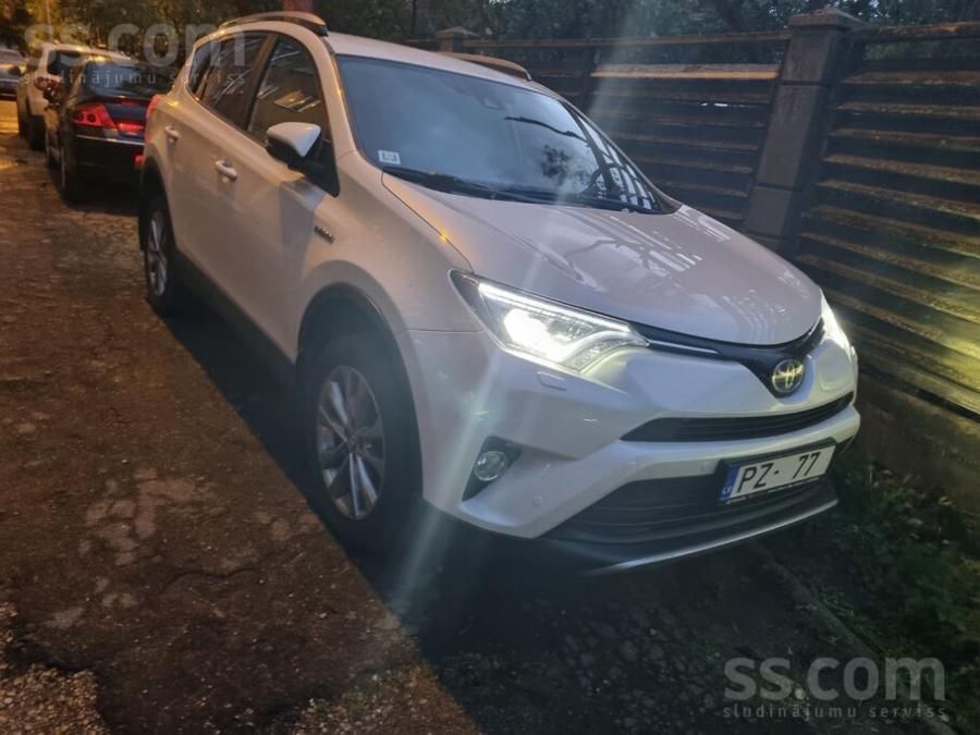 White Toyota RAV4 2018 in Riga, with an engine capacity of 2.50 L and mileage of 75 thousand km for 21000 €, photo 2 on AUTOMOTO.COM.LV