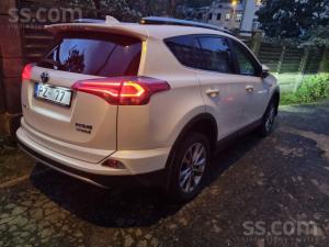 White Toyota RAV4 2018 in Riga, with an engine capacity of 2.50 L and mileage of 75 thousand km for 21000 €, photo 5 on AUTOMOTO.COM.LV