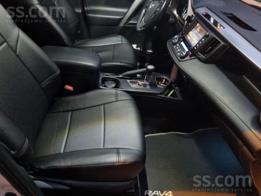 White Toyota RAV4 2018 in Riga, with an engine capacity of 2.50 L and mileage of 75 thousand km for 21000 €, photo 7 on AUTOMOTO.COM.LV