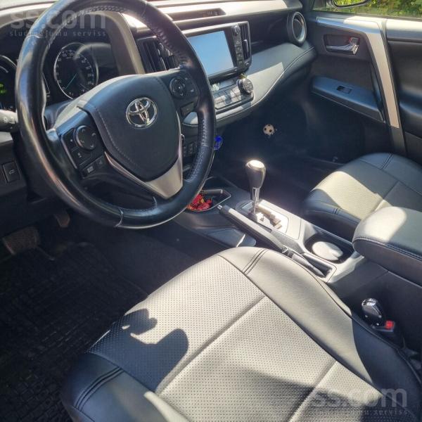 White Toyota RAV4 2018 in Riga, with an engine capacity of 2.50 L and mileage of 75 thousand km for 21000 €, photo 8 on AUTOMOTO.COM.LV