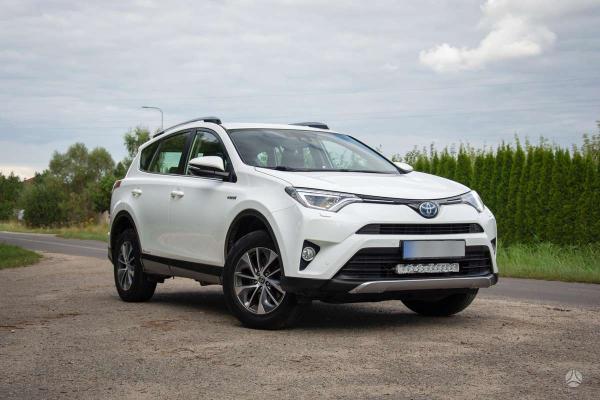 White Toyota RAV4 2018 in Elektrenai, with an engine capacity of 2.49 L and mileage of 211 thousand km for 15450 €, photo 1 on AUTOMOTO.COM.LV