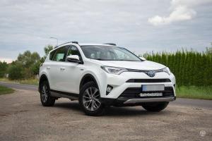 White Toyota RAV4 2018 in Elektrenai, with an engine capacity of 2.49 L and mileage of 211 thousand km for 15450 €, photo  on AUTOMOTO.COM.LV
