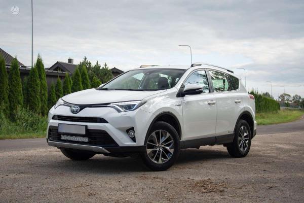 White Toyota RAV4 2018 in Elektrenai, with an engine capacity of 2.49 L and mileage of 211 thousand km for 15450 €, photo 4 on AUTOMOTO.COM.LV