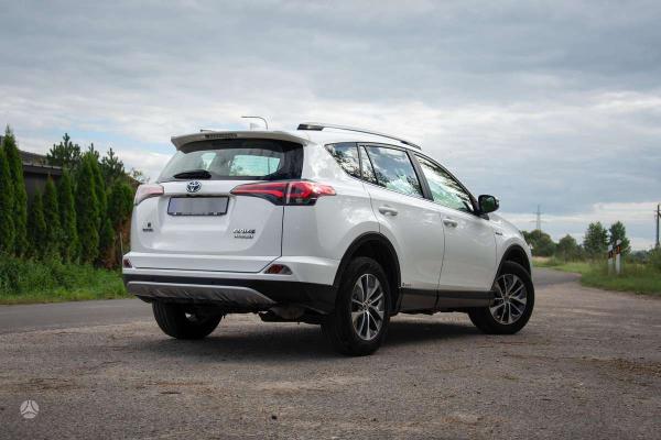 White Toyota RAV4 2018 in Elektrenai, with an engine capacity of 2.49 L and mileage of 211 thousand km for 15450 €, photo 8 on AUTOMOTO.COM.LV