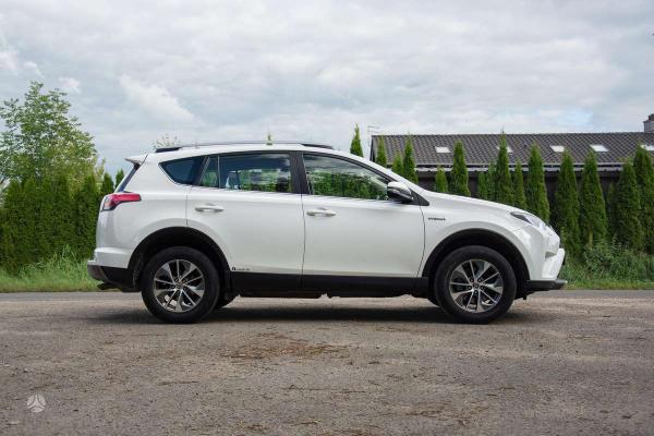 White Toyota RAV4 2018 in Elektrenai, with an engine capacity of 2.49 L and mileage of 211 thousand km for 15450 €, photo 9 on AUTOMOTO.COM.LV