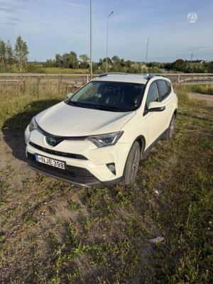 Balts Toyota RAV4 2018 Viļņa, ar dzinēja tilpumu 2.50 L un nobraukumu 230 tūkst. km par 12800 €, foto  vietnē AUTOMOTO.COM.LV
