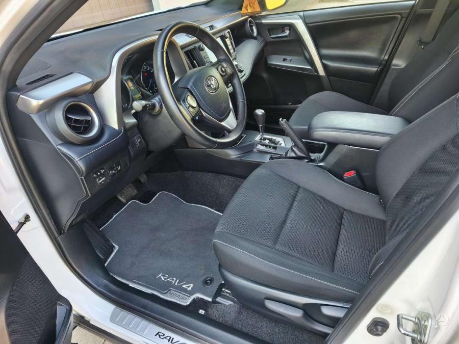 Balts Toyota RAV4 2018 Kauņa, ar dzinēja tilpumu 2.49 L un nobraukumu 153 tūkst. km par 17450 €, foto 6 vietnē AUTOMOTO.COM.LV