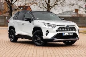 White Toyota RAV4 2019 in Jelgava, with an engine capacity of 2.50 L and mileage of 230 thousand km for 21600 €, photo 1 on AUTOMOTO.COM.LV