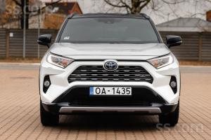 White Toyota RAV4 2019 in Jelgava, with an engine capacity of 2.50 L and mileage of 230 thousand km for 21600 €, photo 2 on AUTOMOTO.COM.LV