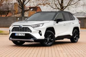 White Toyota RAV4 2019 in Jelgava, with an engine capacity of 2.50 L and mileage of 230 thousand km for 21600 €, photo 3 on AUTOMOTO.COM.LV