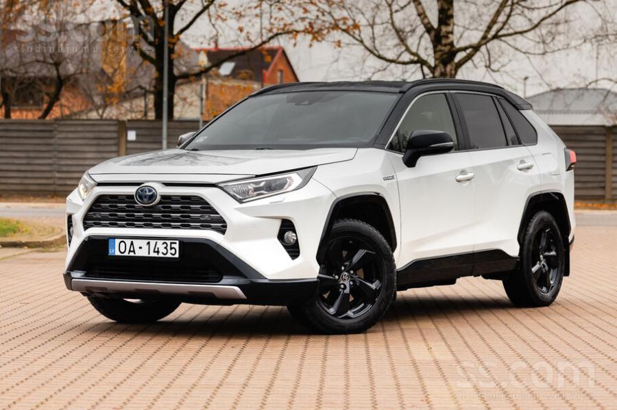 White Toyota RAV4 2019 in Jelgava, with an engine capacity of 2.50 L and mileage of 230 thousand km for 21600 €, photo 3 on AUTOMOTO.COM.LV