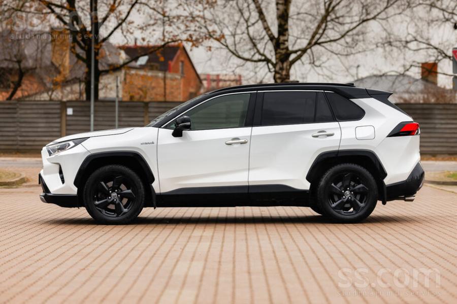 White Toyota RAV4 2019 in Jelgava, with an engine capacity of 2.50 L and mileage of 230 thousand km for 21600 €, photo 4 on AUTOMOTO.COM.LV